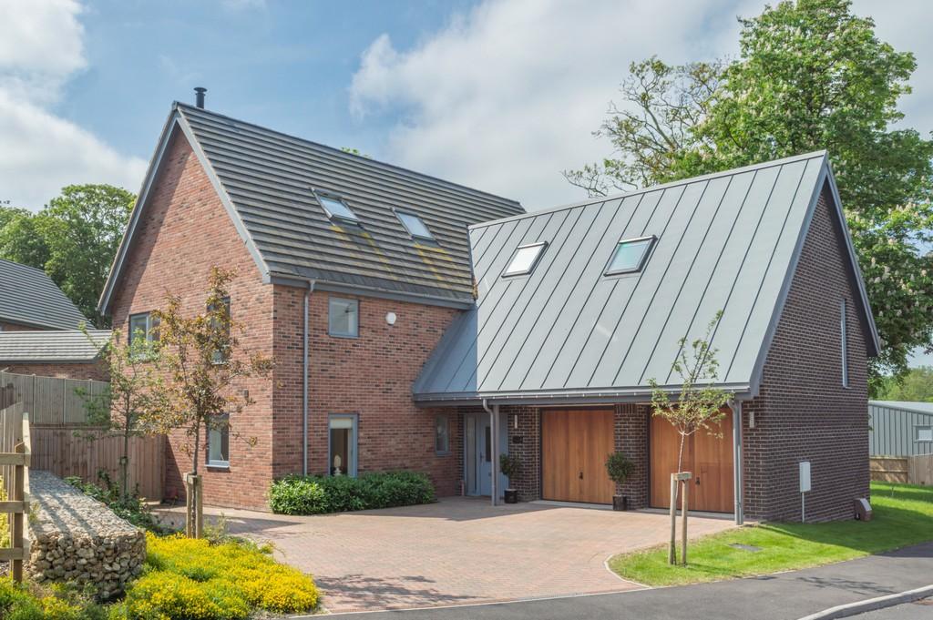 Old Stable Lane, Newmarket CB8 5 bed detached house - £799,950