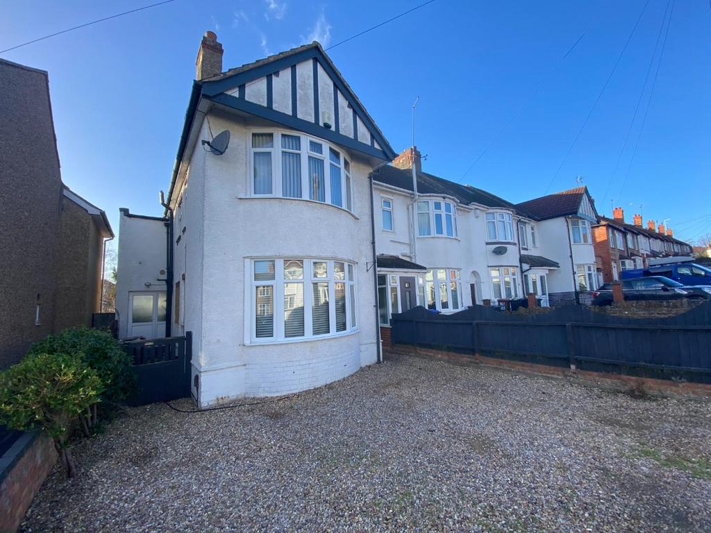 Pinewood Road, Spinney Hill... 3 bed semi-detached house - £329,950