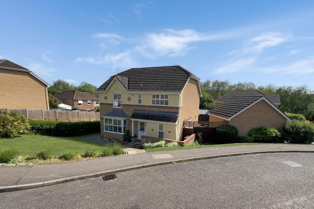 Kestrel Rise, Halstead, CO9 4 bed detached house - £490,000