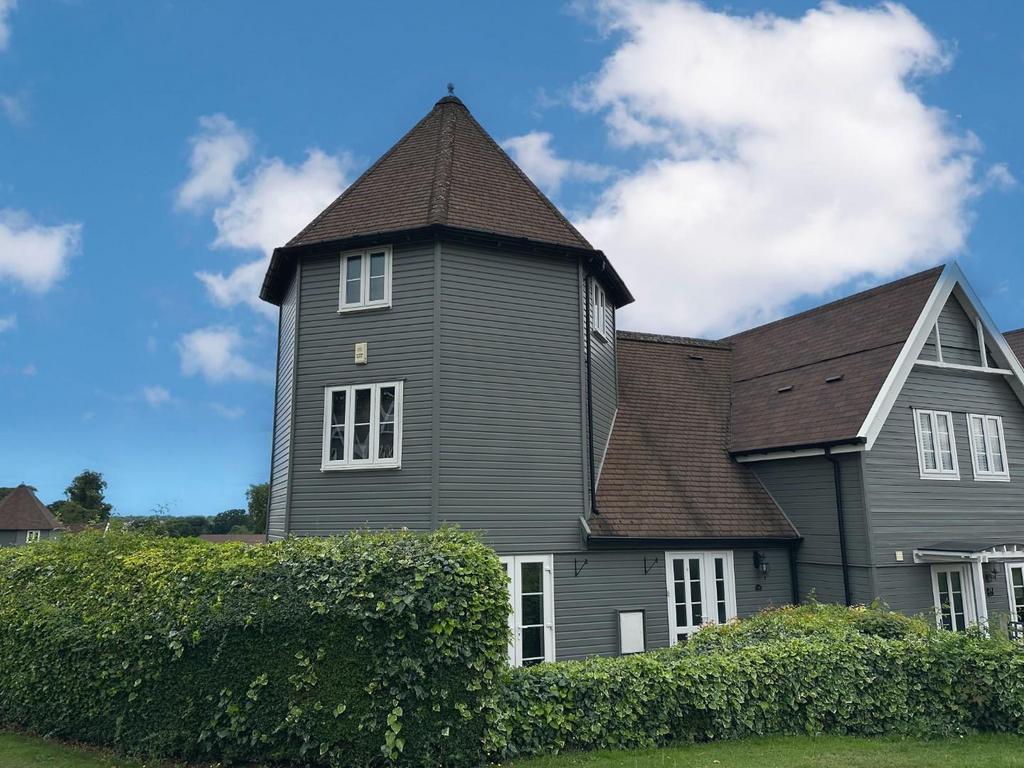 The Roundel, Northampton NN6 3 bed end of terrace house for sale - £230,000