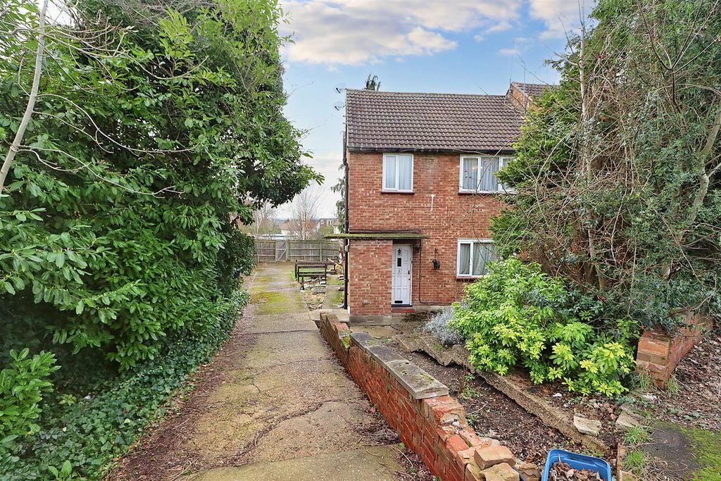 High Street, Elstree, Borehamwood 1 bed maisonette - £220,000