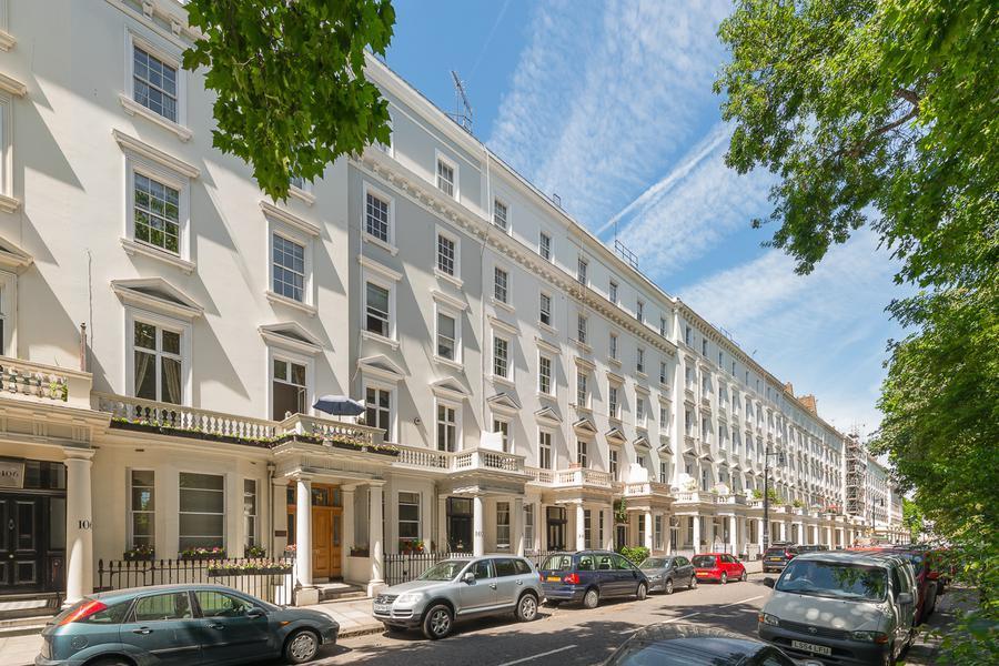 St. Georges Square, London SW1V 2 bed flat - £940,000