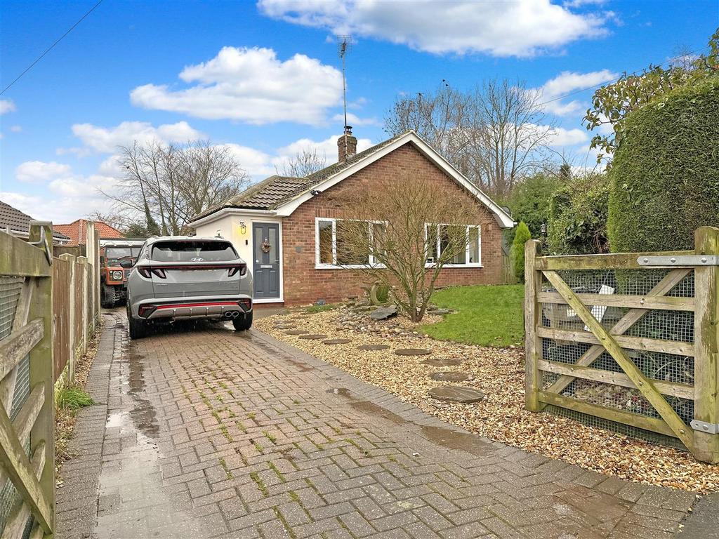 The Green, Elston, Newark 3 bed detached bungalow - £350,000