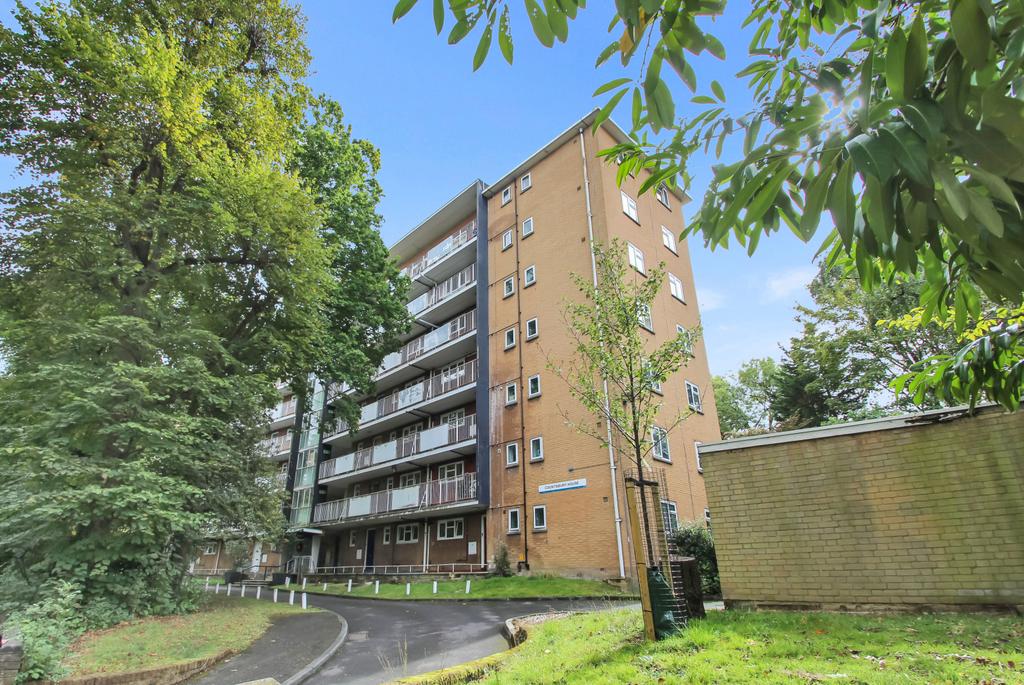 Crescent Wood Road, London SE26 3 bed flat - £300,000