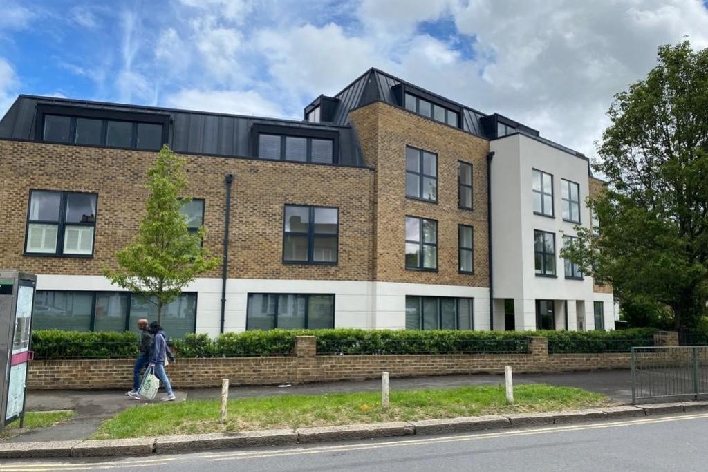 One, High Street, Egham, Surrey, TW20 2 bed flat - £1,700 pcm (£392 pw)