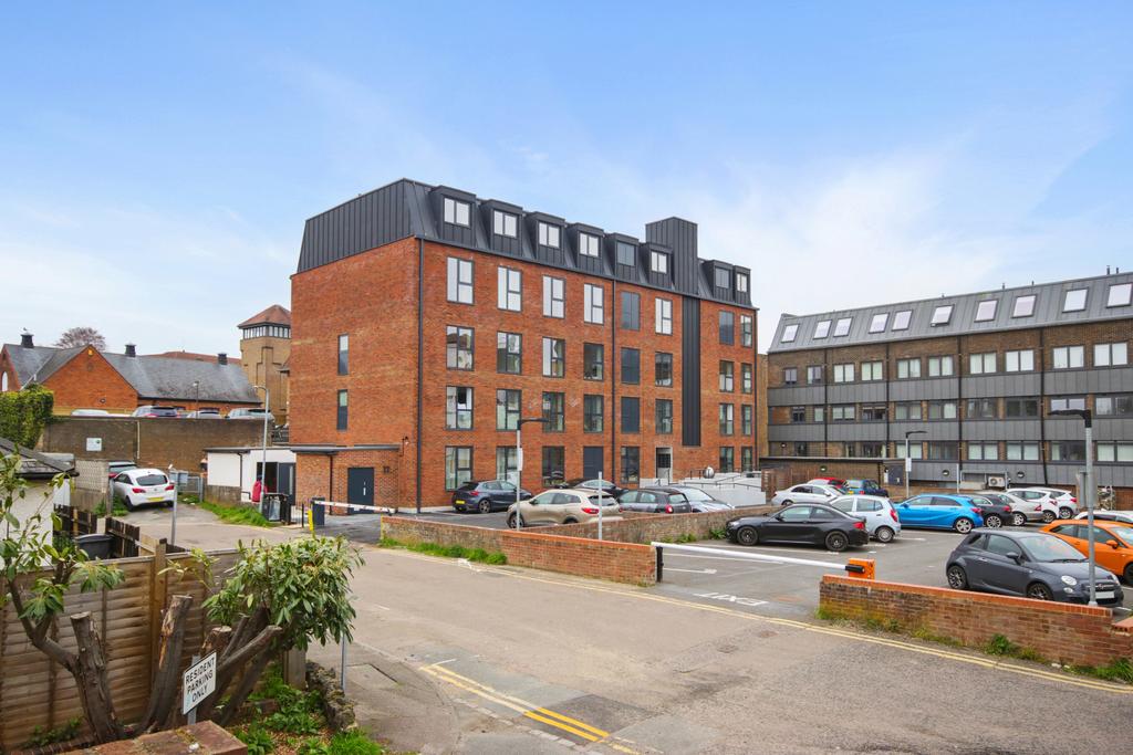 Fairfield Road, CM14 4SB 1 bed flat - £1,350 pcm (£312 pw)