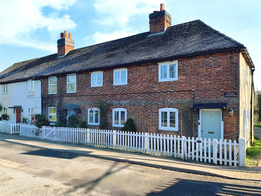 Station Road, Padworth, Reading... 3 bed end of terrace house - £550,000