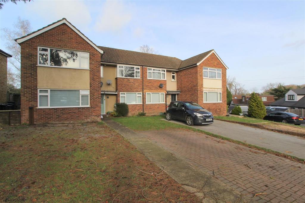 Hartland Road, Addlestone 2 bed maisonette - £1,450 pcm (£335 pw)