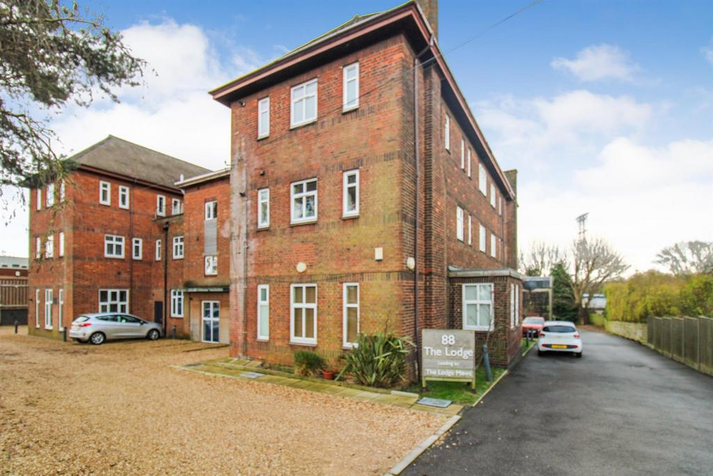 Weldon Road, Corby NN17 2 bed apartment - £129,950