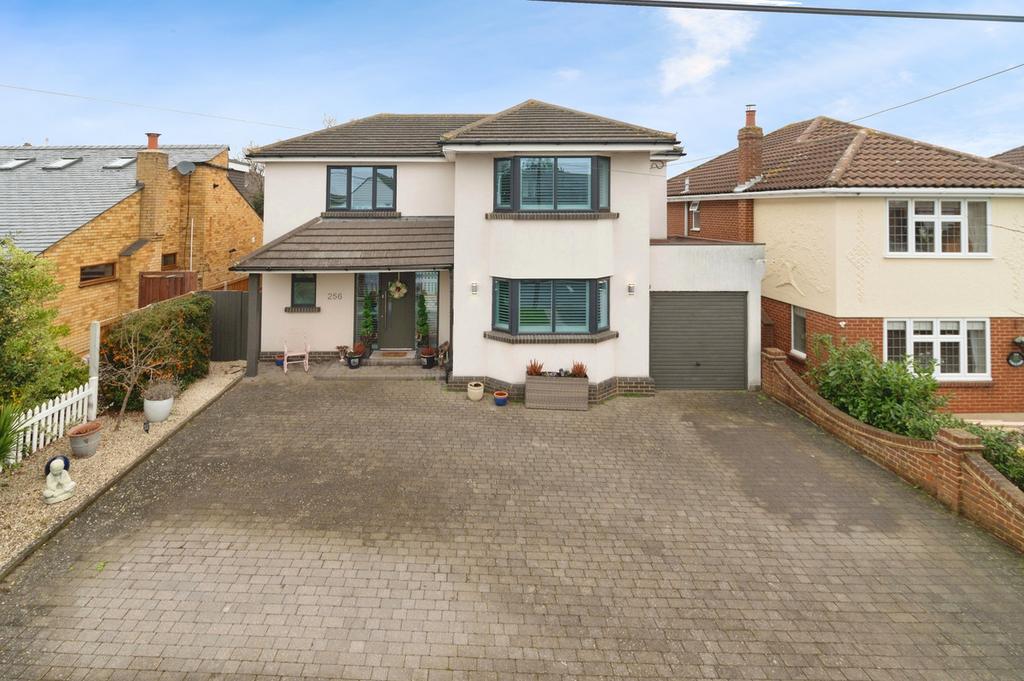 Main Road Hockley Ss5 4 Bed Detached House For Sale £840 000