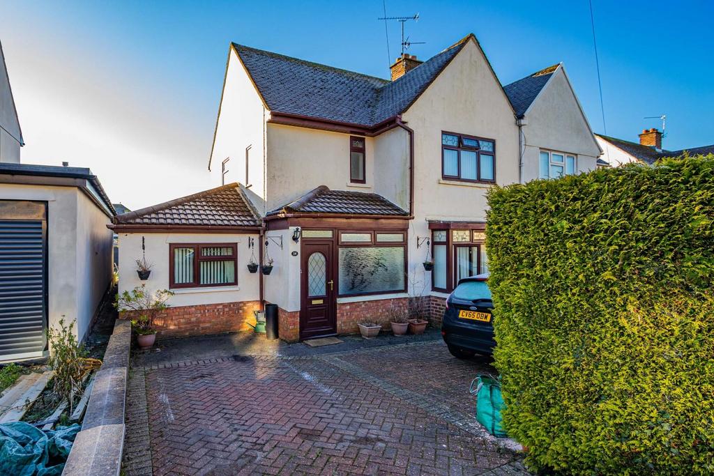 Masefield Road, Penarth CF64 4 bed semi-detached house - £390,000