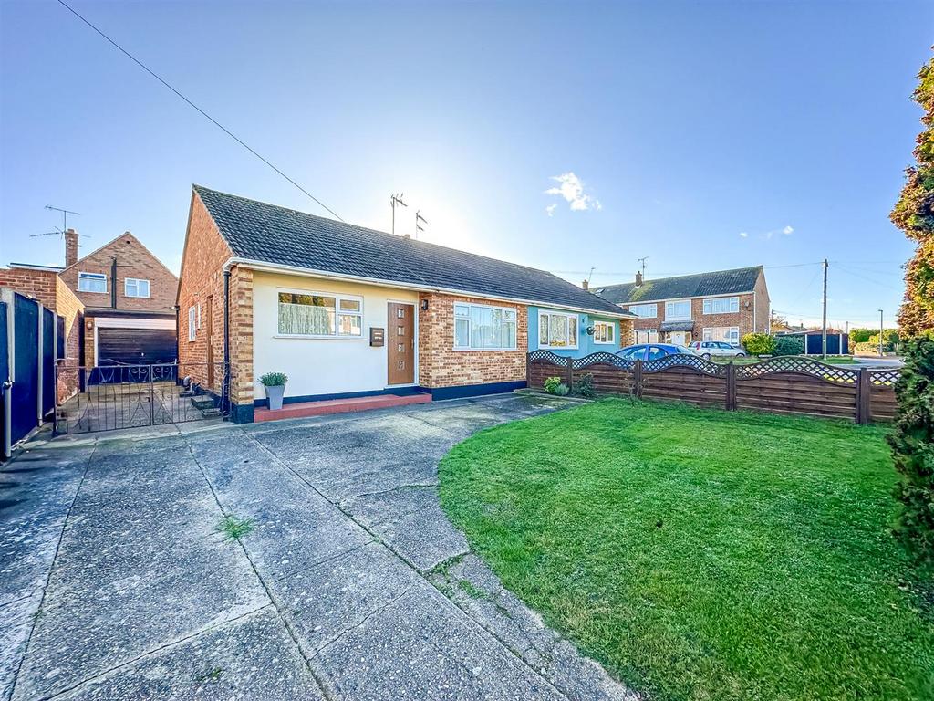 Mapledene Avenue, Hockley SS5 2 bed semi-detached bungalow - £340,000