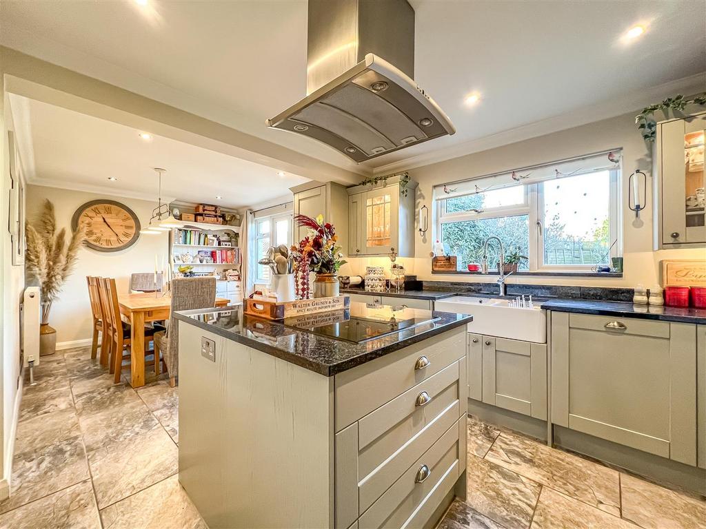 Hockley Road, Rayleigh SS6 3 bed semi-detached house - £450,000