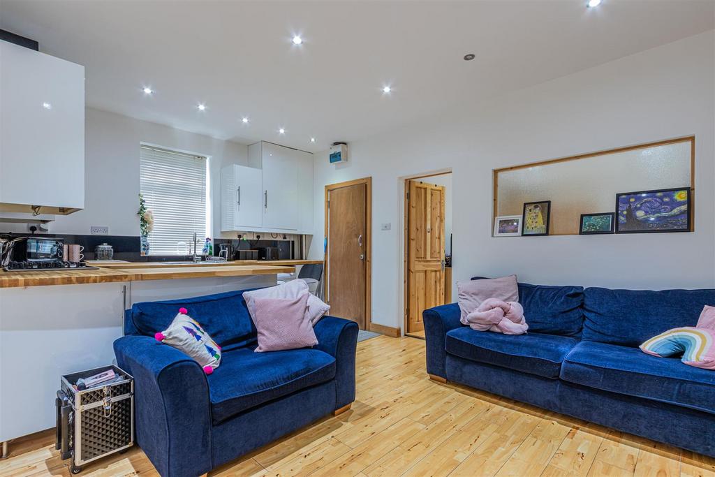Leckwith Road, Cardiff CF11 1 bed flat - £130,000
