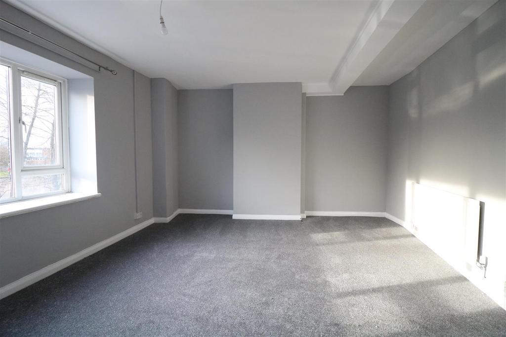 Central Parade, New Addington, Croydon 3 bed maisonette - £1,600 pcm (£ ...