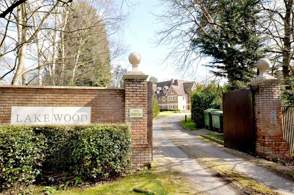 Portsmouth Road, Esher, Surrey, KT10 3 bed apartment - £3,500 pcm (£808 pw)