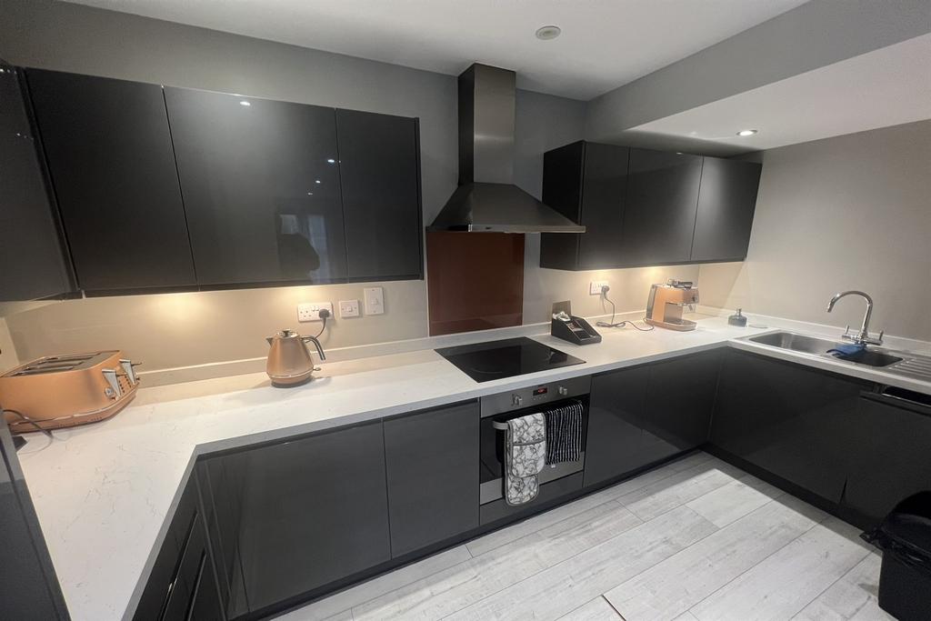 2 Bedroom 1st Floor Flat In Southend On Sea 2 Bed Flat To Rent £1 400