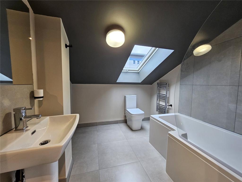 Holgate Court, Western Road, Romford... 1 bed apartment - £1,495 pcm (£ ...