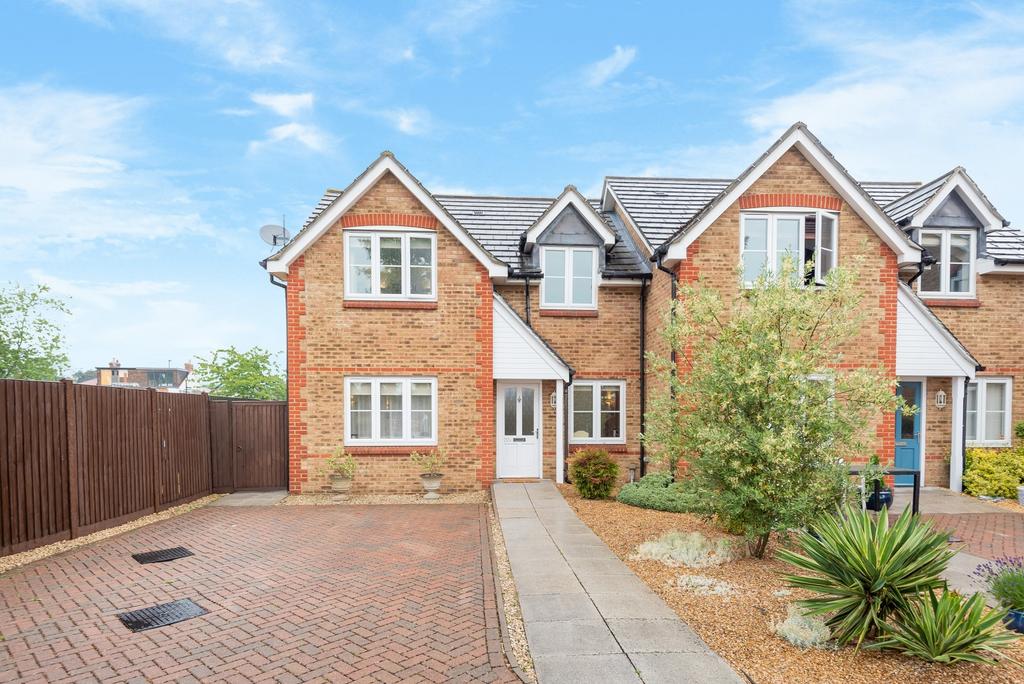 Fieldhurst Close, Addlestone, KT15 4 bed semi-detached house - £675,000