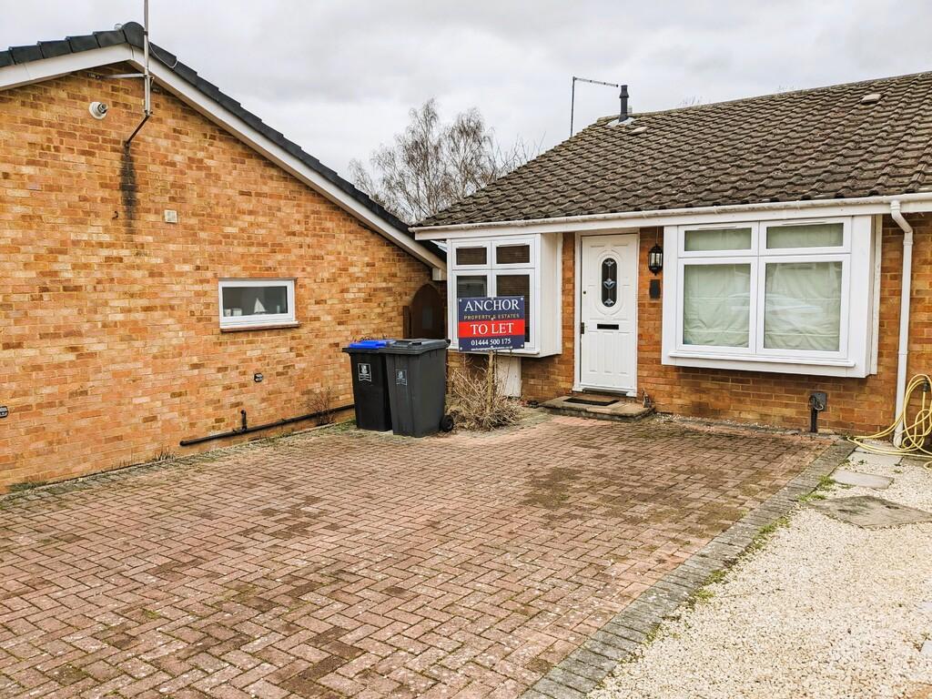 Staveley Way Knaphill Gu21 2 Bed Semi Detached Bungalow £1 600 Pcm