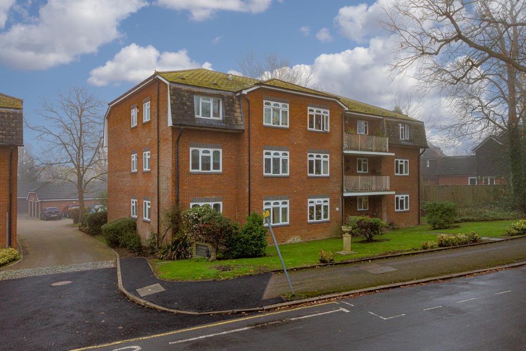 Albany Crescent, Claygate 2 bed apartment - £420,000