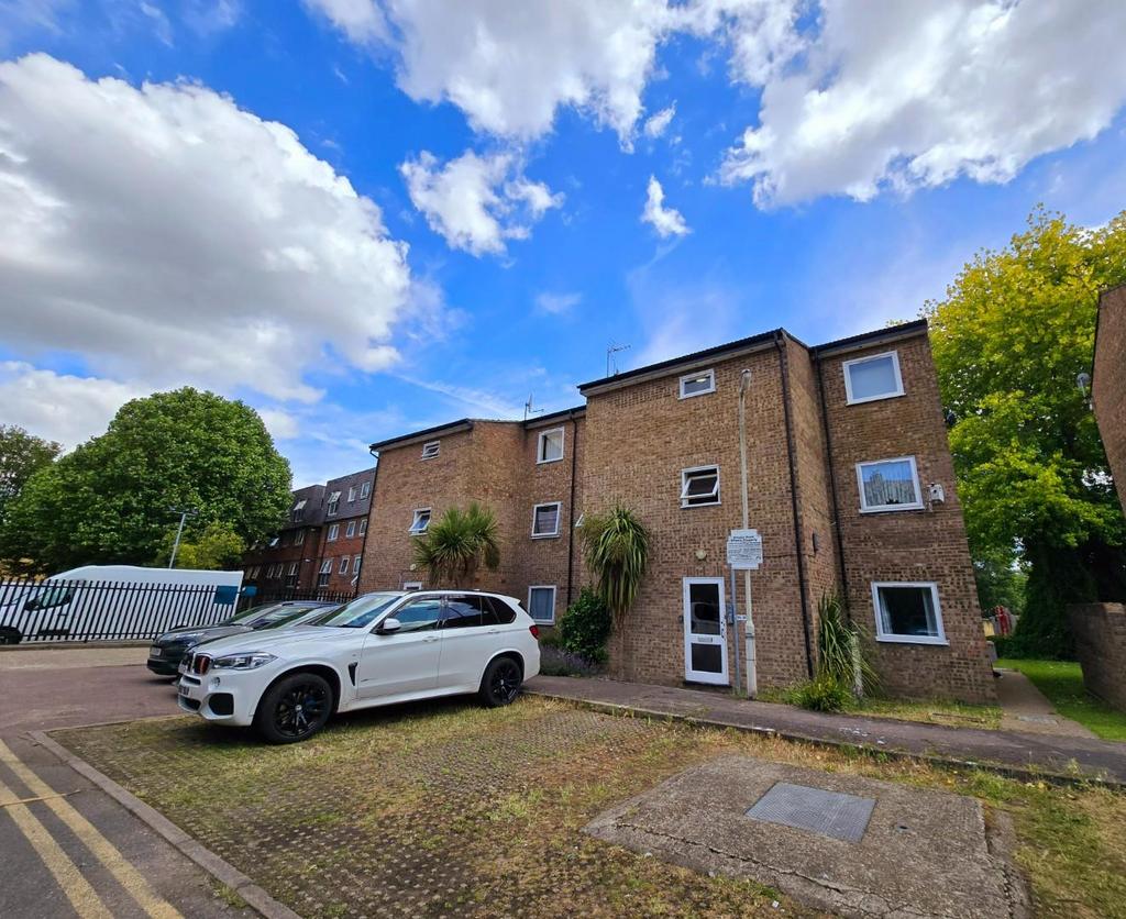 Stonehorse Road, Enfield EN3 1 bed flat - £1,295 pcm (£299 pw)