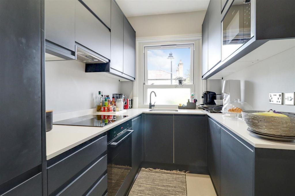 Walton Road, East Molesey 2 bed duplex - £425,000