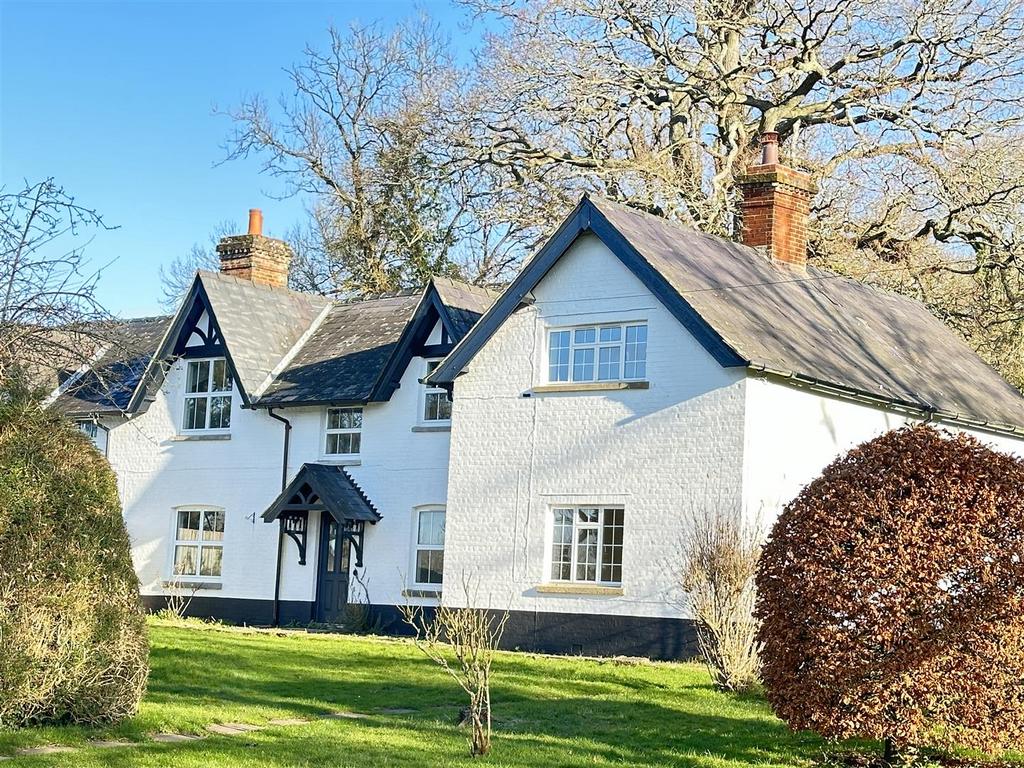 Shute End, Alderbury SP5 4 bed country house - £2,100 pcm (£485 pw)