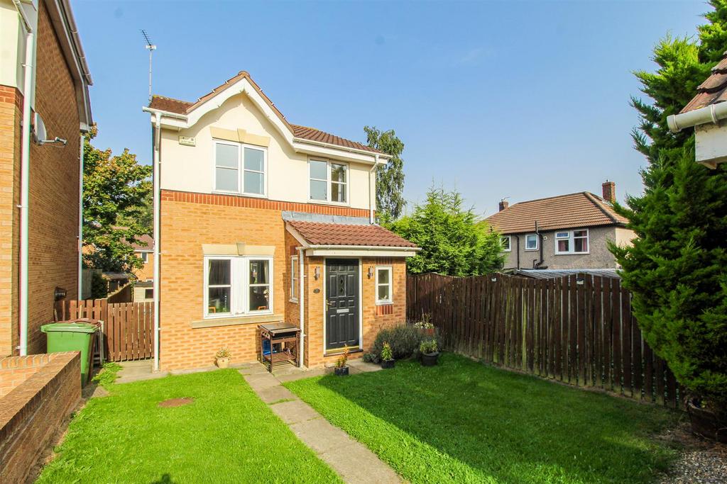 Castle Meadows, Hall Green WF4 3 bed detached house - £215,000