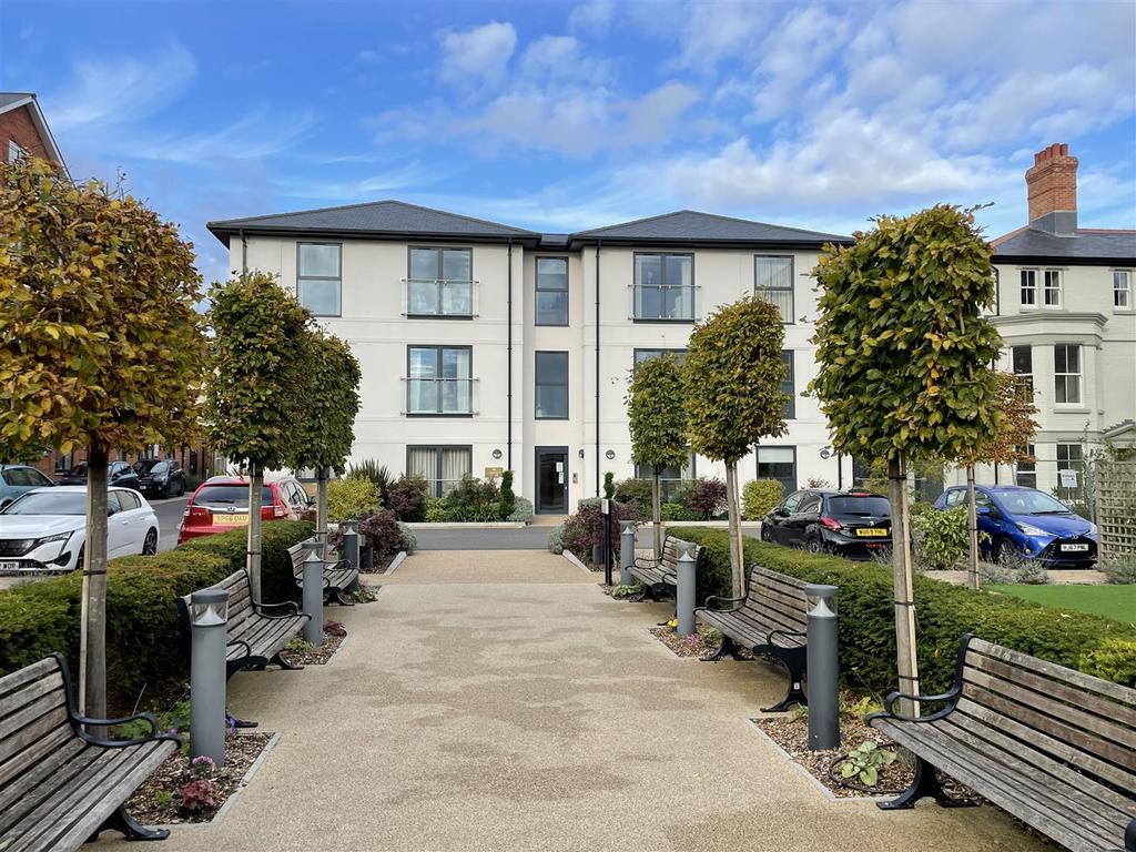 Wilton Road, Salisbury SP2 2 bed retirement property - £110,000