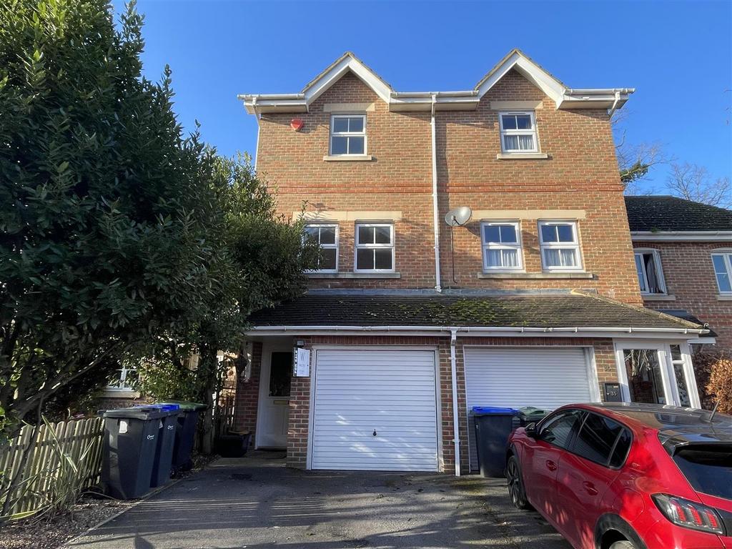 Jubilee Close, Salisbury SP2 3 bed townhouse - £285,000