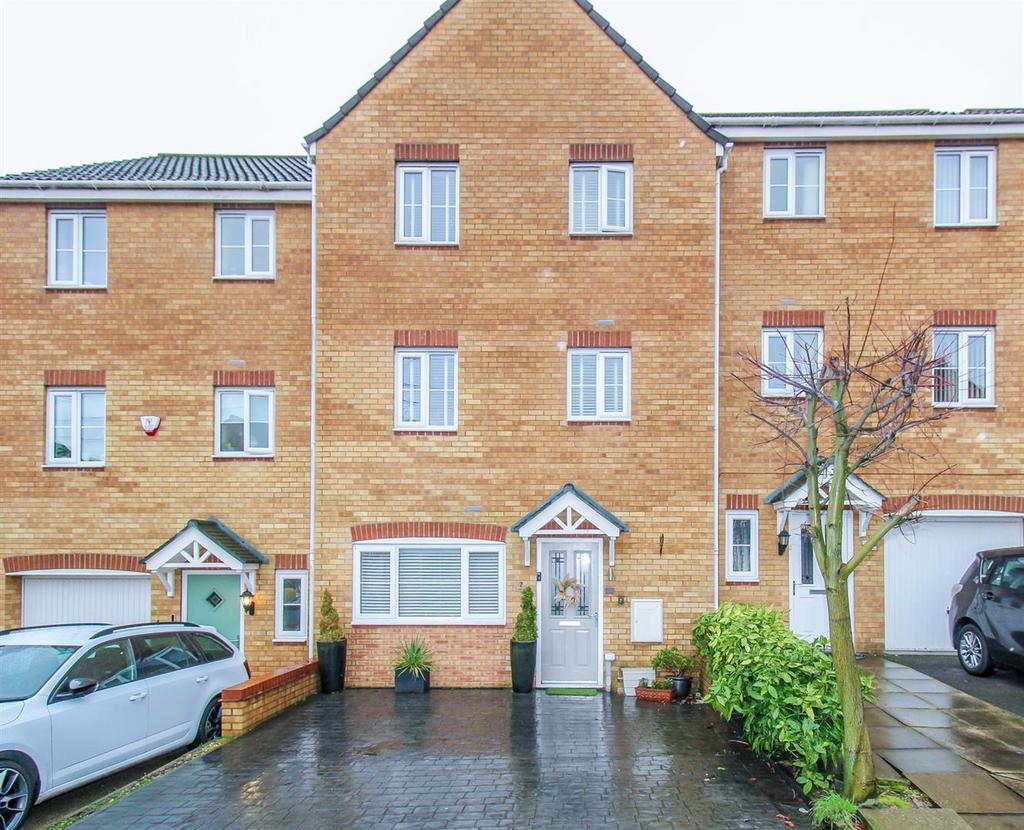 Springfield Close, Wakefield WF3 4 bed terraced house - £320,000
