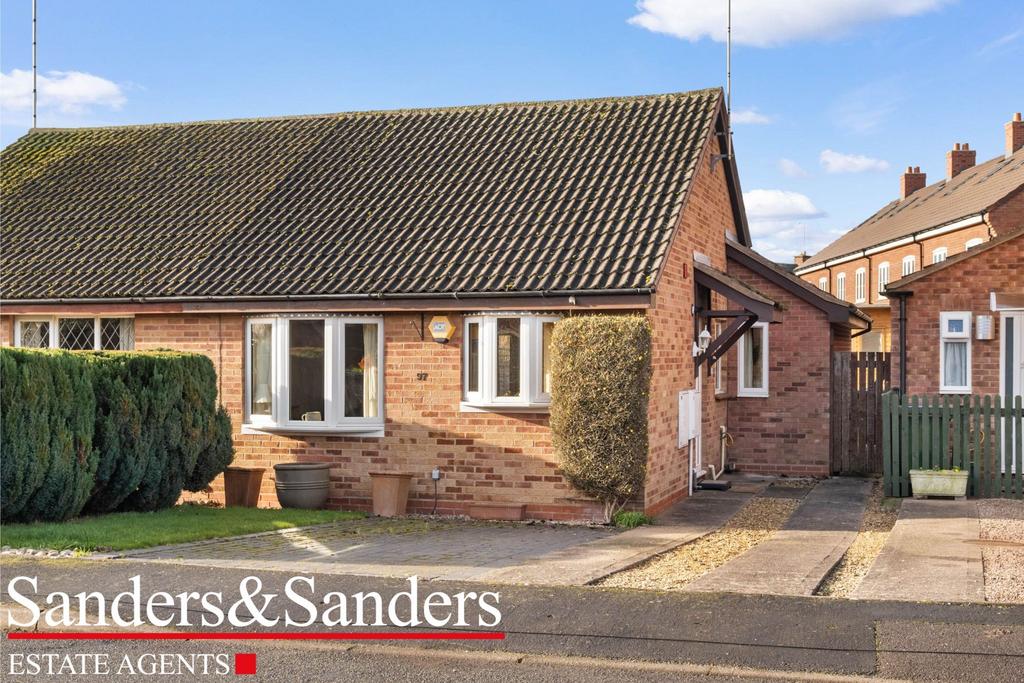 Seymour Road, Alcester, B49 2 bed semi-detached bungalow - £295,000