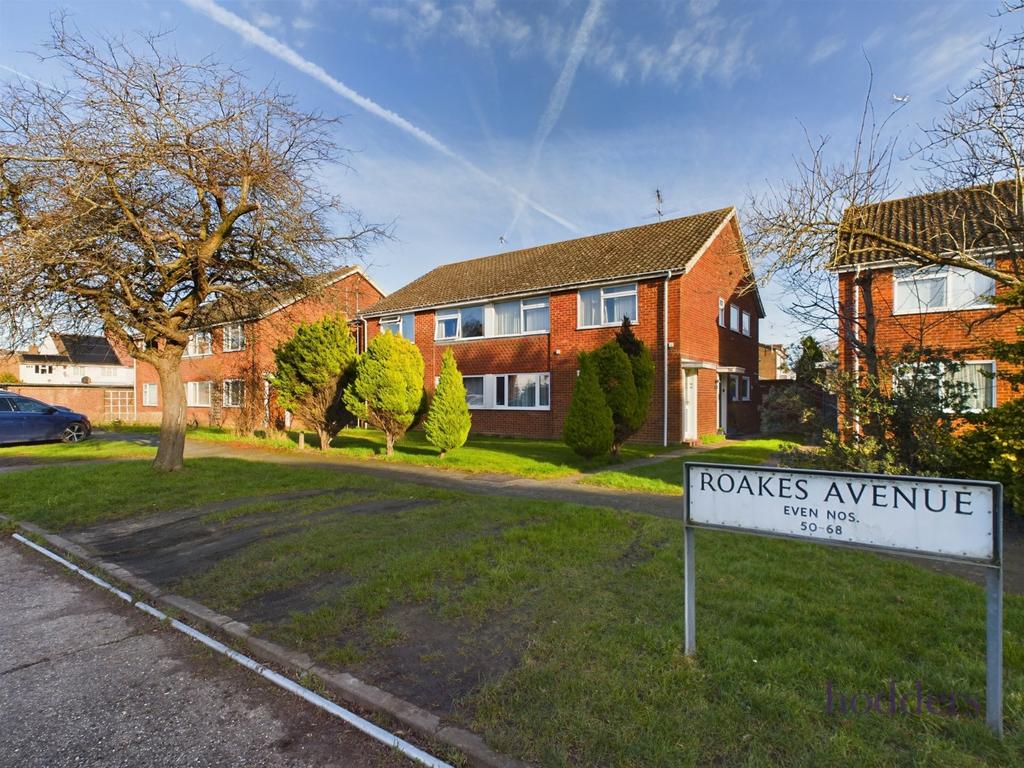 Roakes Avenue, Addlestone, Surrey, KT15 2 bed maisonette - £1,425 pcm ...