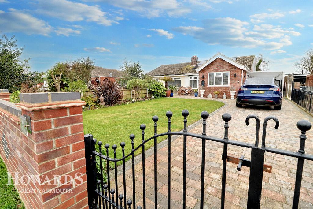Beach Road, Scratby 2 bed semi-detached bungalow - £290,000