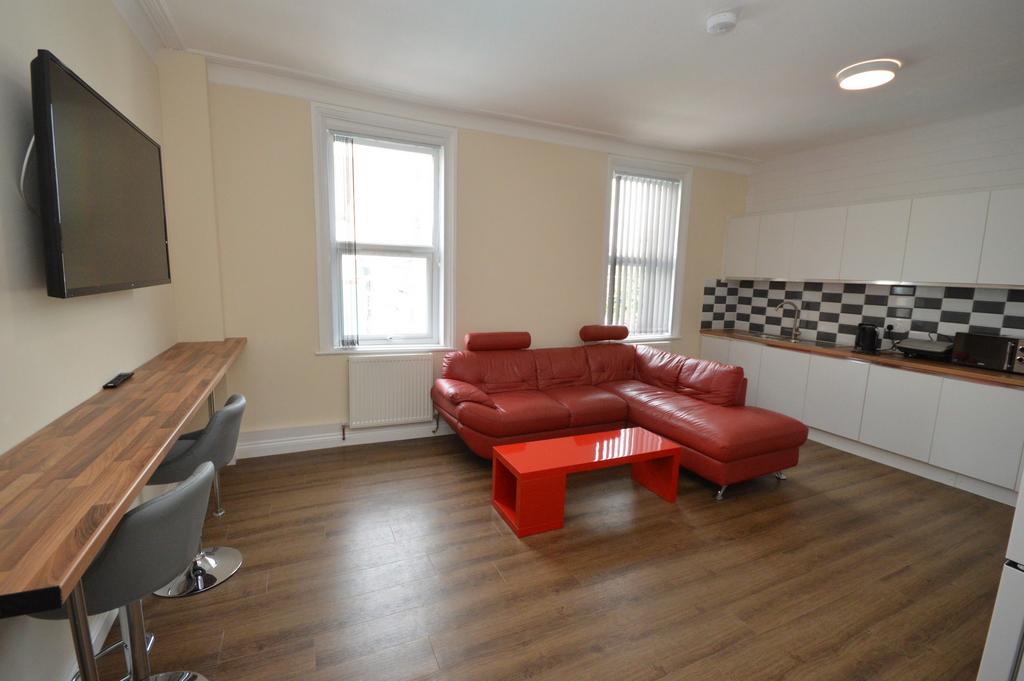 Room 4, 37 Faringdon Road, Swindon, SN1 1 bed terraced house - £600 pcm ...