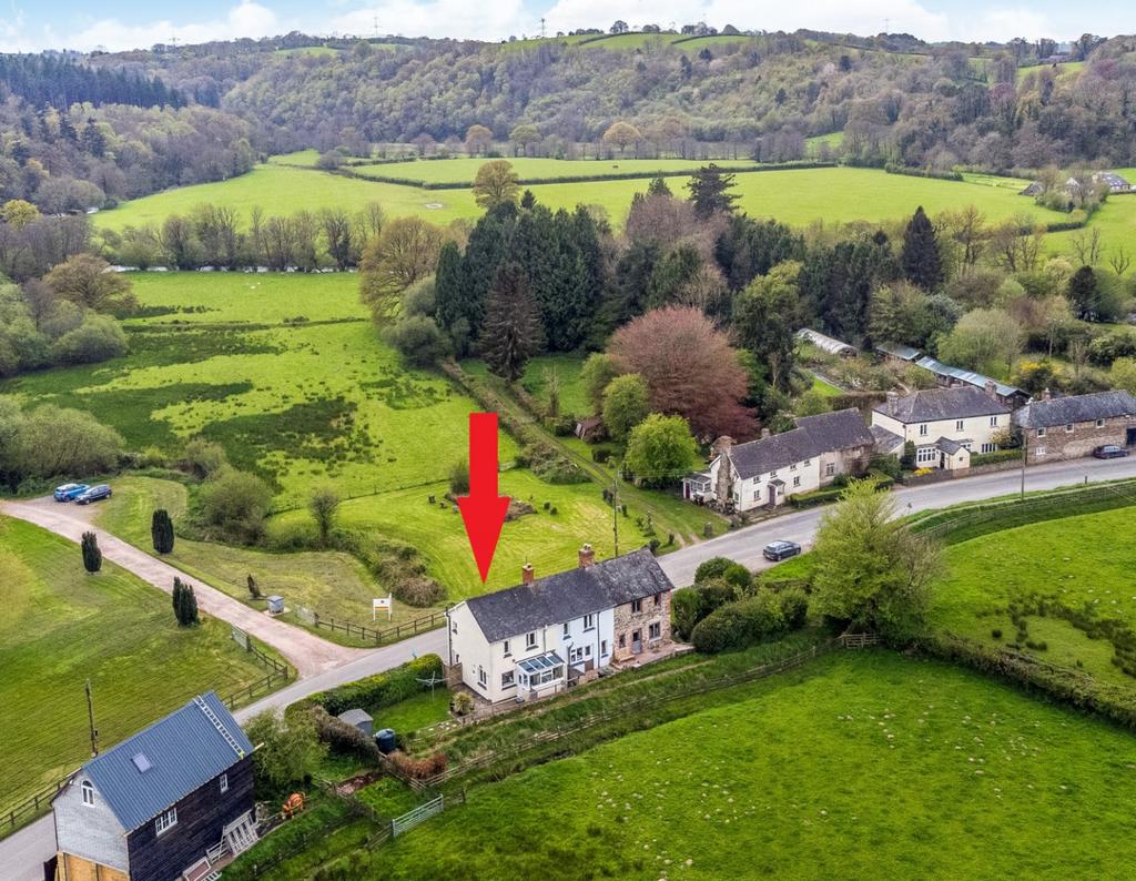 Exebridge, Dulverton, Devon, TA22 2 bed semi-detached house - £249,500