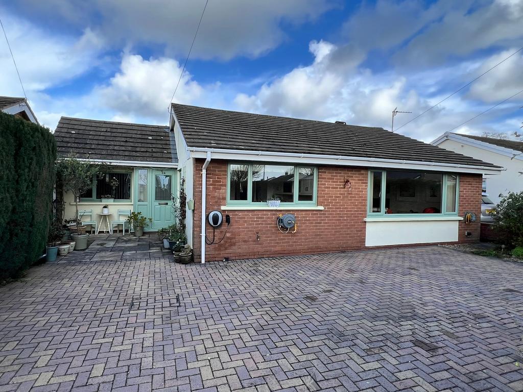 Matthew Road, Rhoose, CF62 4 bed detached bungalow - £425,000