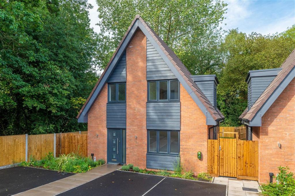 Compton Road West, Wolverhampton WV3 3 bed detached house - £370,000