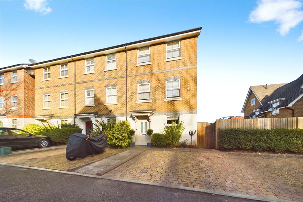 Kirk Close, Tilehurst, Reading... 4 bed end of terrace house - £525,000