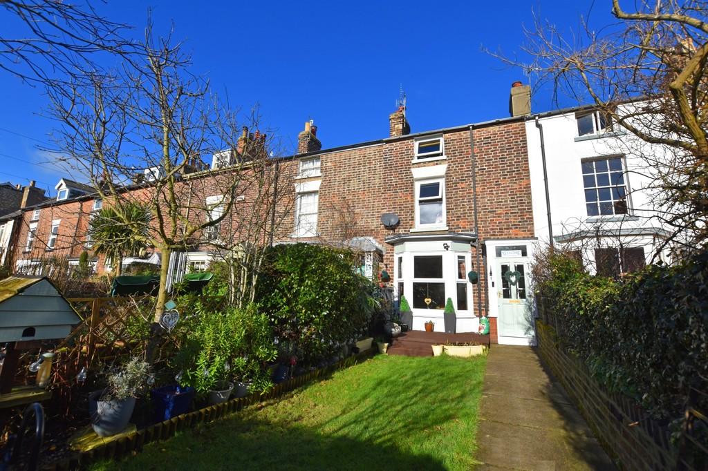 Avenue Road, Scarborough YO12 3 bed terraced house - £215,000