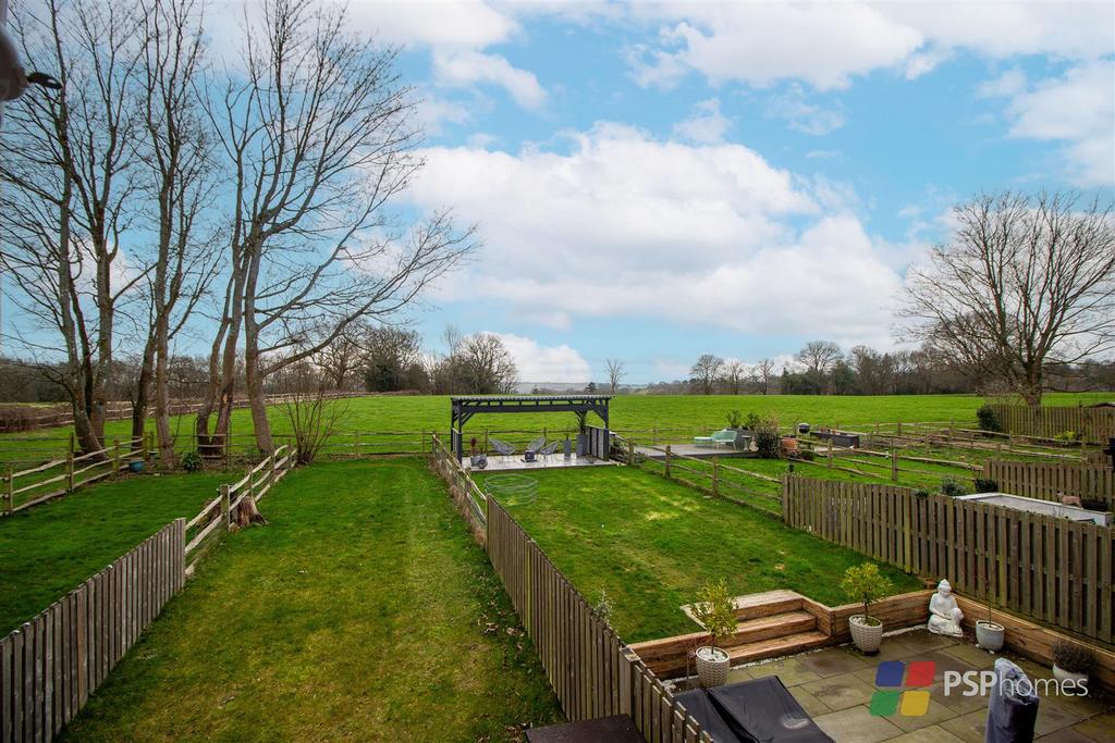 Woodland's Edge, Handcross 3 bed terraced house - £575,000