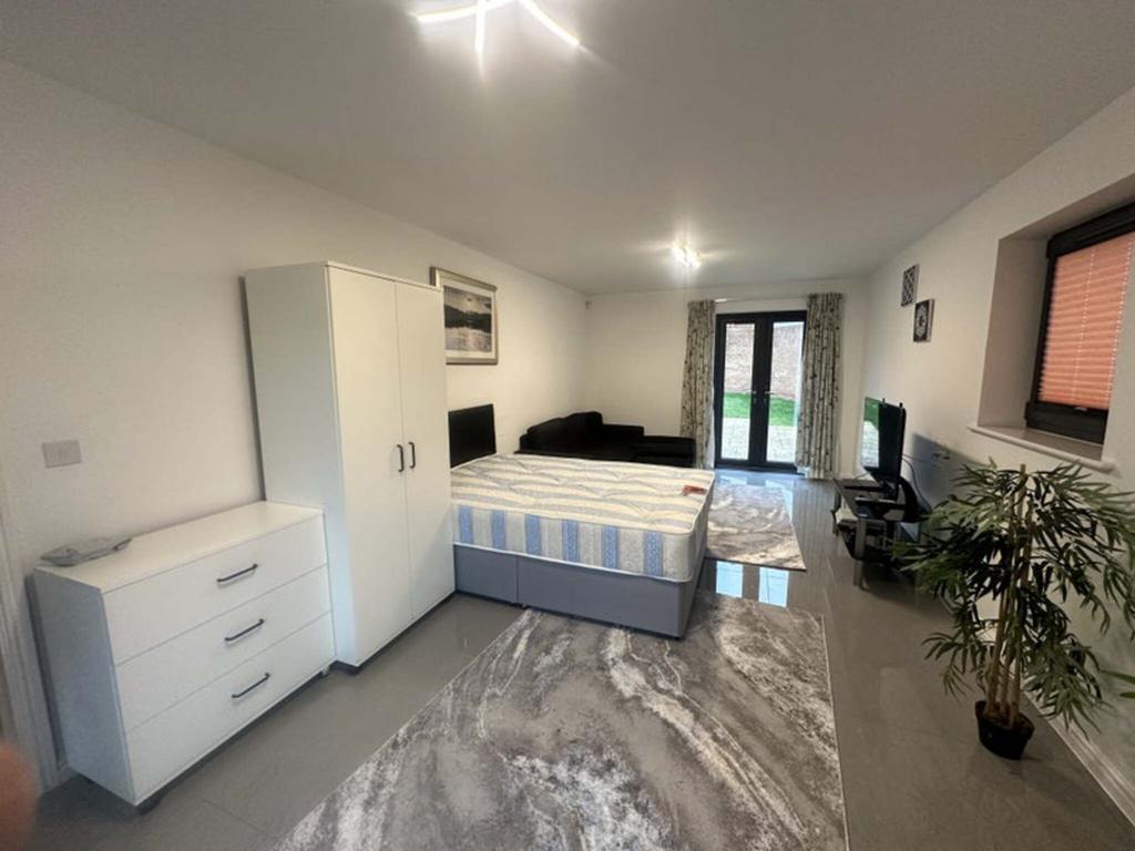 Uxbridge UB10 1 bed in a house share - £900 pcm (£208 pw)