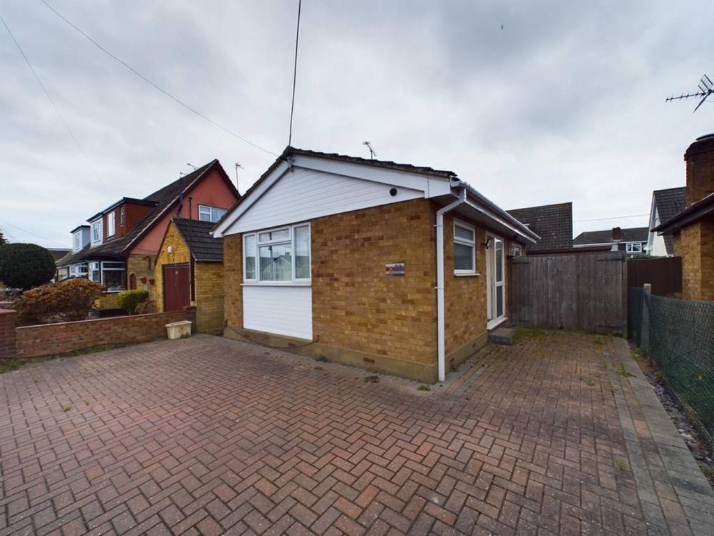 Tewkes Road, Canvey Island, SS8 1 bed detached bungalow - £280,000