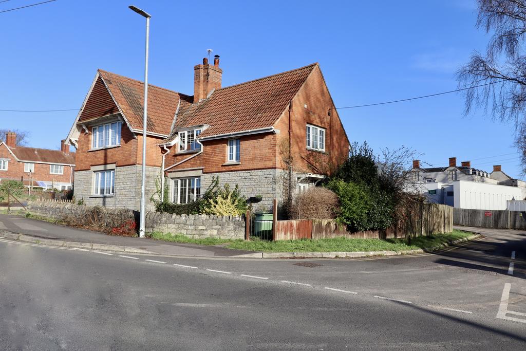 Farm Road, Street 3 bed semi-detached house - £260,000