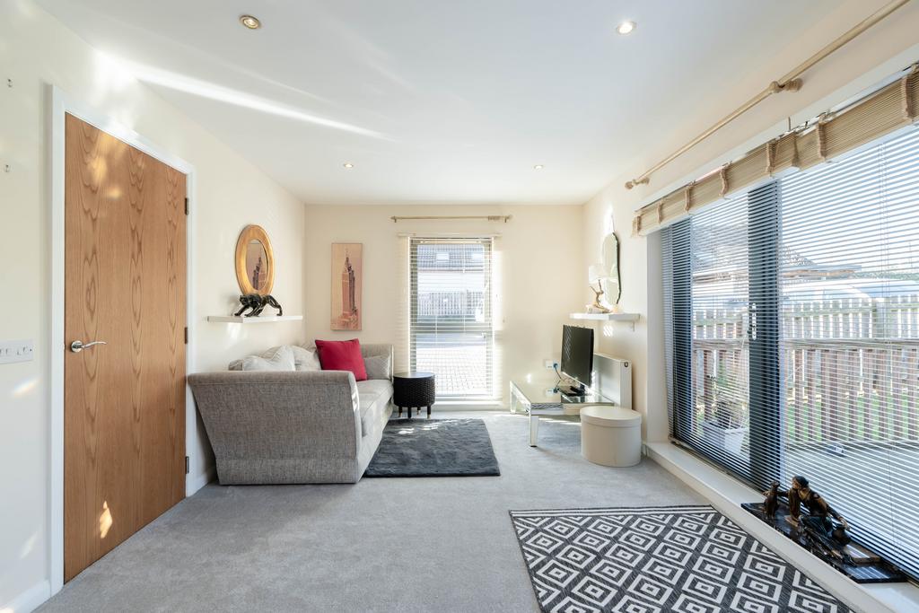 Craigmount Approach, Edinburgh EH12 1 bed flat - £230,000