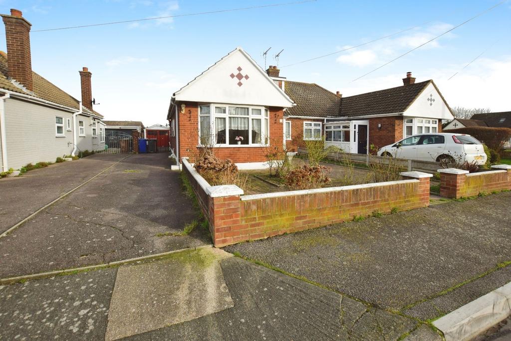 Elmstead Close, Corringham, SS17 3 bed chalet - £375,000