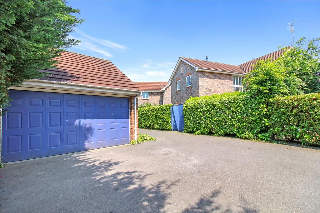 Cheney Manor Road, Swindon SN2 4 bed detached house - £380,000