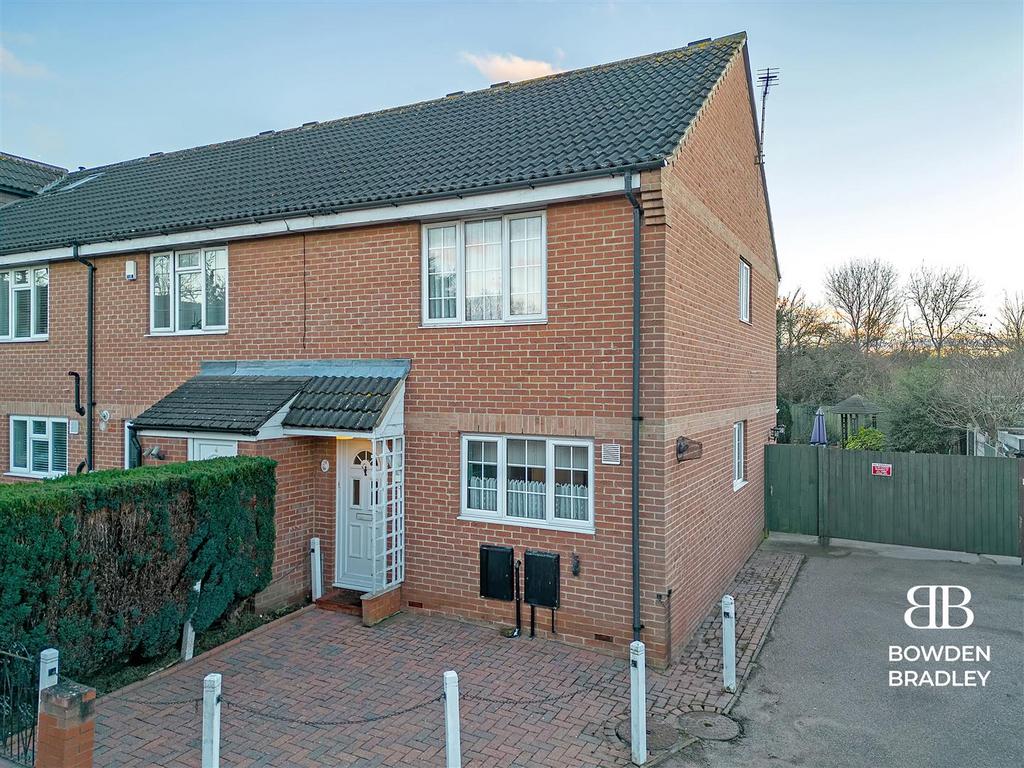 Wren Drive, Waltham Abbey 2 bed end of terrace house - £375,000
