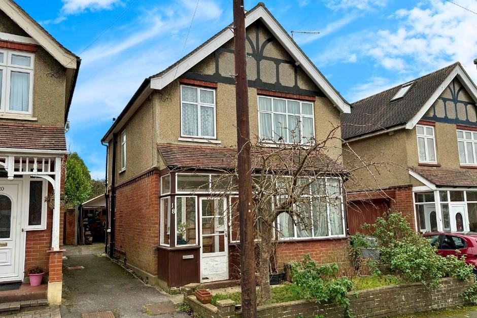 Cromwell Road, CAMBERLEY GU15 3 bed detached house for sale - £450,000